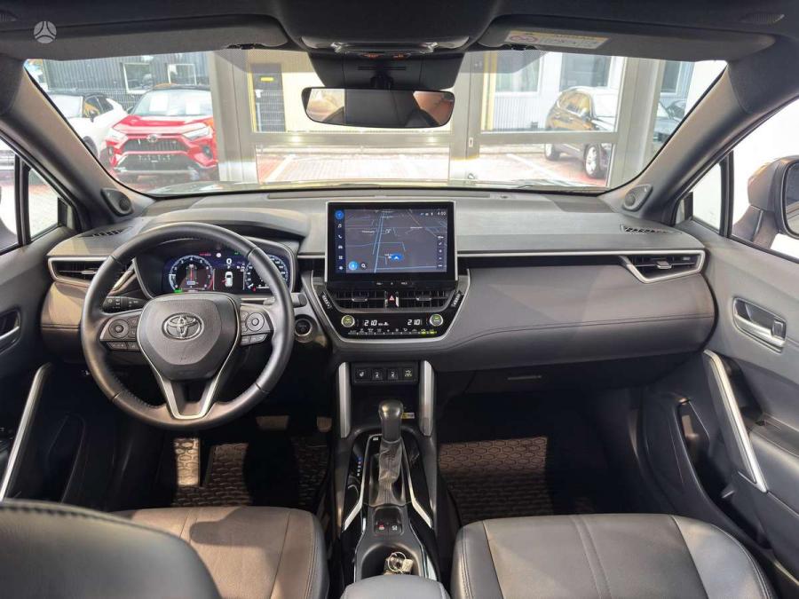 Grey Toyota Corolla Cross 2023 in Siauliai, with an engine capacity of 1.99 L and mileage of 26 thousand km for 32900 €, photo 18 on AUTOMOTO.COM.LV