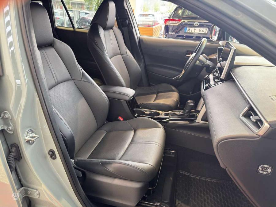 Grey Toyota Corolla Cross 2023 in Siauliai, with an engine capacity of 1.99 L and mileage of 26 thousand km for 32900 €, photo 28 on AUTOMOTO.COM.LV