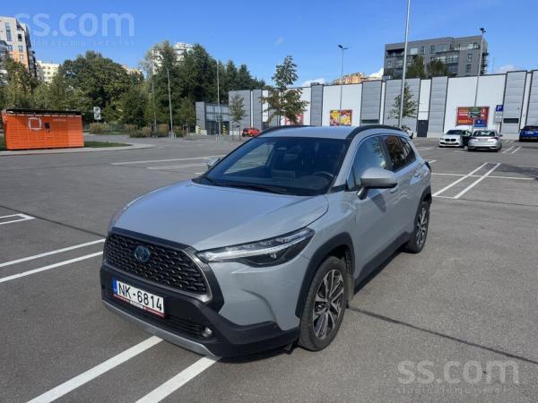 Pelēks Toyota Corolla Cross 2023 Rīga, ar dzinēja tilpumu 2.00 L un nobraukumu 66 tūkst. km par 31500 €, foto 1 vietnē AUTOMOTO.COM.LV