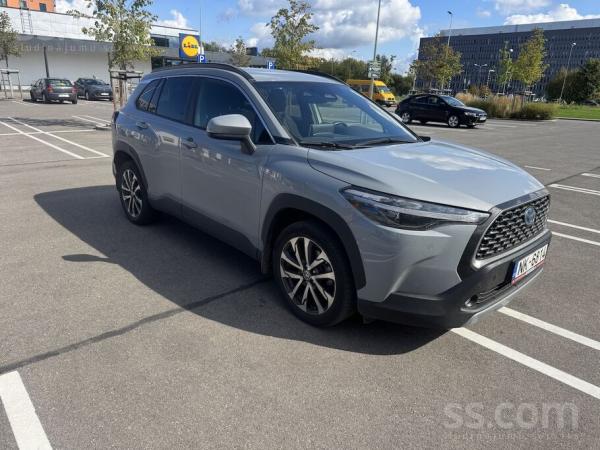 Pelēks Toyota Corolla Cross 2023 Rīga, ar dzinēja tilpumu 2.00 L un nobraukumu 66 tūkst. km par 31500 €, foto 3 vietnē AUTOMOTO.COM.LV