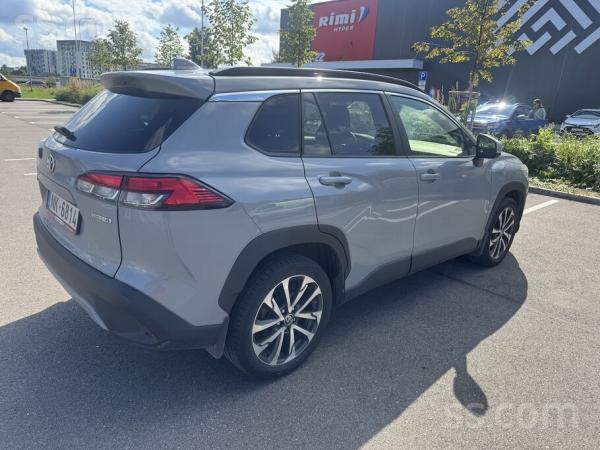 Pelēks Toyota Corolla Cross 2023 Rīga, ar dzinēja tilpumu 2.00 L un nobraukumu 66 tūkst. km par 31500 €, foto 4 vietnē AUTOMOTO.COM.LV