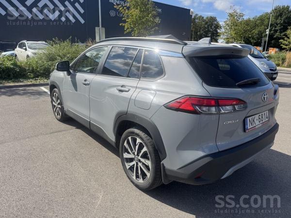 Pelēks Toyota Corolla Cross 2023 Rīga, ar dzinēja tilpumu 2.00 L un nobraukumu 66 tūkst. km par 31500 €, foto 5 vietnē AUTOMOTO.COM.LV