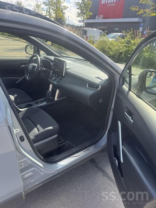 Pelēks Toyota Corolla Cross 2023 Rīga, ar dzinēja tilpumu 2.00 L un nobraukumu 66 tūkst. km par 31500 €, foto 8 vietnē AUTOMOTO.COM.LV