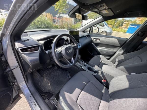 Pelēks Toyota Corolla Cross 2023 Rīga, ar dzinēja tilpumu 2.00 L un nobraukumu 66 tūkst. km par 31500 €, foto 10 vietnē AUTOMOTO.COM.LV