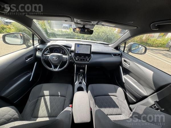 Pelēks Toyota Corolla Cross 2023 Rīga, ar dzinēja tilpumu 2.00 L un nobraukumu 66 tūkst. km par 31500 €, foto 11 vietnē AUTOMOTO.COM.LV