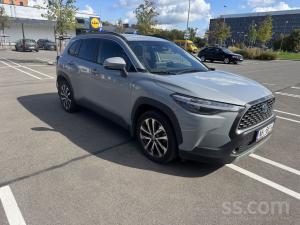 Pelēks Toyota Corolla Cross 2023 Rīga, ar dzinēja tilpumu 2.00 L un nobraukumu 66 tūkst. km par 26500 €, foto 1 vietnē AUTOMOTO.COM.LV