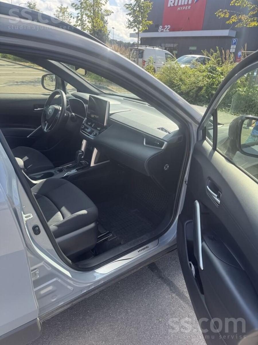 Pelēks Toyota Corolla Cross 2023 Rīga, ar dzinēja tilpumu 2.00 L un nobraukumu 66 tūkst. km par 26500 €, foto 8 vietnē AUTOMOTO.COM.LV