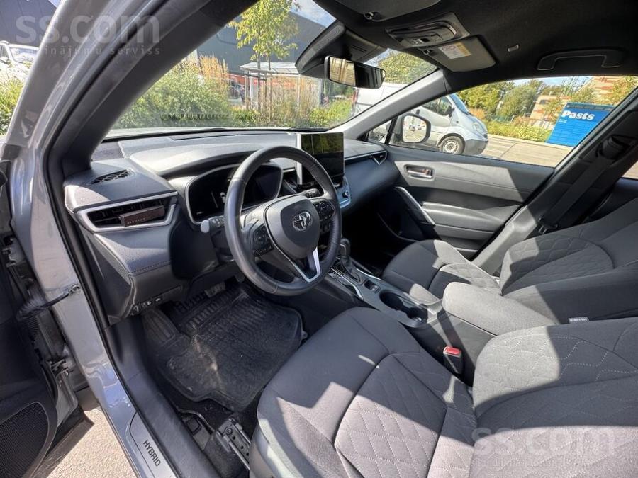 Pelēks Toyota Corolla Cross 2023 Rīga, ar dzinēja tilpumu 2.00 L un nobraukumu 66 tūkst. km par 26500 €, foto 10 vietnē AUTOMOTO.COM.LV