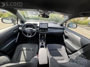 Pelēks Toyota Corolla Cross 2023 Rīga, ar dzinēja tilpumu 2.00 L un nobraukumu 66 tūkst. km par 26500 €, foto 11 vietnē AUTOMOTO.COM.LV