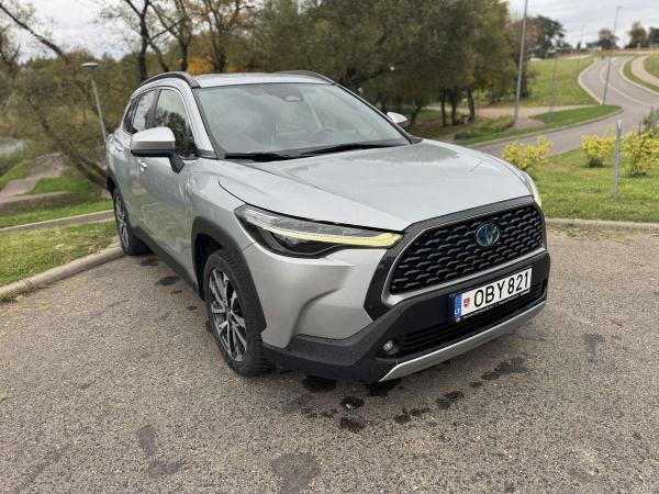 Pelēks Toyota Corolla Cross 2023 Viļņa, ar dzinēja tilpumu 1.99 L un nobraukumu 120 tūkst. km par 24000 €, foto 1 vietnē AUTOMOTO.COM.LV