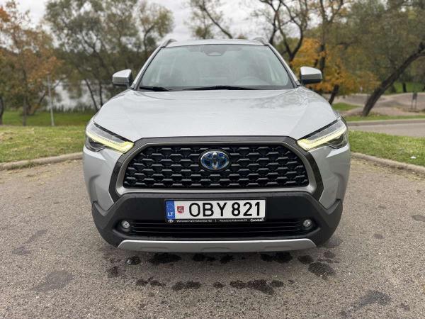 Pelēks Toyota Corolla Cross 2023 Viļņa, ar dzinēja tilpumu 1.99 L un nobraukumu 120 tūkst. km par 24000 €, foto 3 vietnē AUTOMOTO.COM.LV