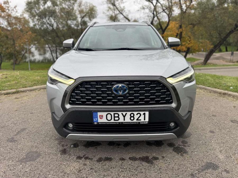 Pelēks Toyota Corolla Cross 2023 Viļņa, ar dzinēja tilpumu 1.99 L un nobraukumu 120 tūkst. km par 24000 €, foto 3 vietnē AUTOMOTO.COM.LV