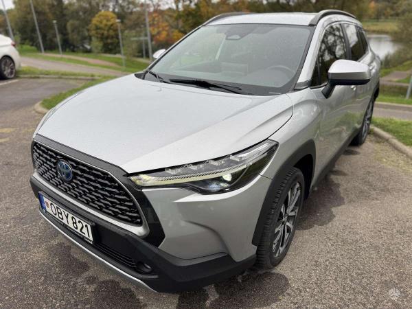 Pelēks Toyota Corolla Cross 2023 Viļņa, ar dzinēja tilpumu 1.99 L un nobraukumu 120 tūkst. km par 24000 €, foto 4 vietnē AUTOMOTO.COM.LV