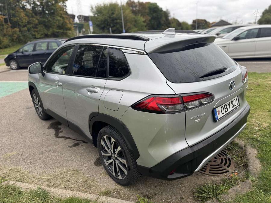 Pelēks Toyota Corolla Cross 2023 Viļņa, ar dzinēja tilpumu 1.99 L un nobraukumu 120 tūkst. km par 24000 €, foto 6 vietnē AUTOMOTO.COM.LV