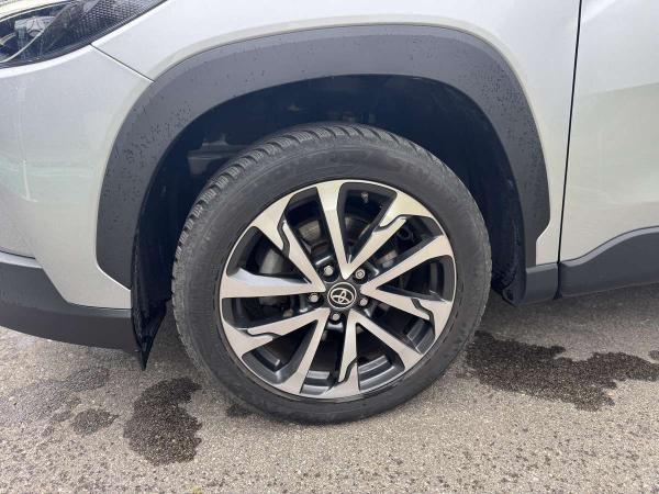 Pelēks Toyota Corolla Cross 2023 Viļņa, ar dzinēja tilpumu 1.99 L un nobraukumu 120 tūkst. km par 24000 €, foto 10 vietnē AUTOMOTO.COM.LV