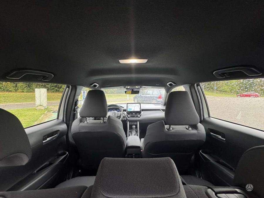 Pelēks Toyota Corolla Cross 2023 Viļņa, ar dzinēja tilpumu 1.99 L un nobraukumu 120 tūkst. km par 24000 €, foto 18 vietnē AUTOMOTO.COM.LV