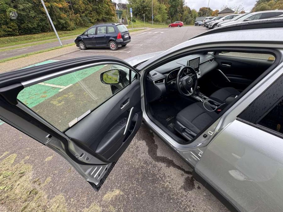 Pelēks Toyota Corolla Cross 2023 Viļņa, ar dzinēja tilpumu 1.99 L un nobraukumu 120 tūkst. km par 24000 €, foto 25 vietnē AUTOMOTO.COM.LV