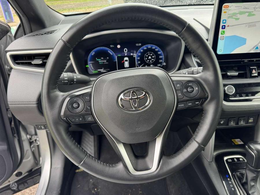 Pelēks Toyota Corolla Cross 2023 Viļņa, ar dzinēja tilpumu 1.99 L un nobraukumu 120 tūkst. km par 24000 €, foto 32 vietnē AUTOMOTO.COM.LV