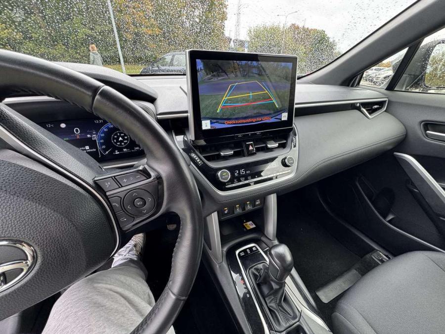 Pelēks Toyota Corolla Cross 2023 Viļņa, ar dzinēja tilpumu 1.99 L un nobraukumu 120 tūkst. km par 24000 €, foto 33 vietnē AUTOMOTO.COM.LV