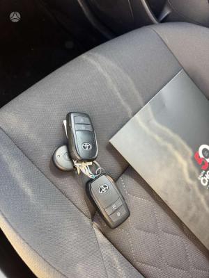 Pelēks Toyota Corolla Cross 2023 Viļņa, ar dzinēja tilpumu 1.99 L un nobraukumu 120 tūkst. km par 24000 €, foto 42 vietnē AUTOMOTO.COM.LV