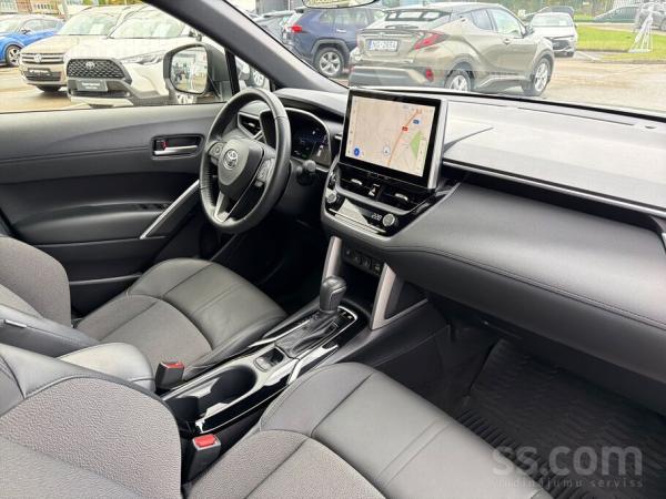 Grey Toyota Corolla Cross 2024 in Riga, with an engine capacity of 2.00 L and mileage of 21 thousand km for 32990 €, photo 6 on AUTOMOTO.COM.LV