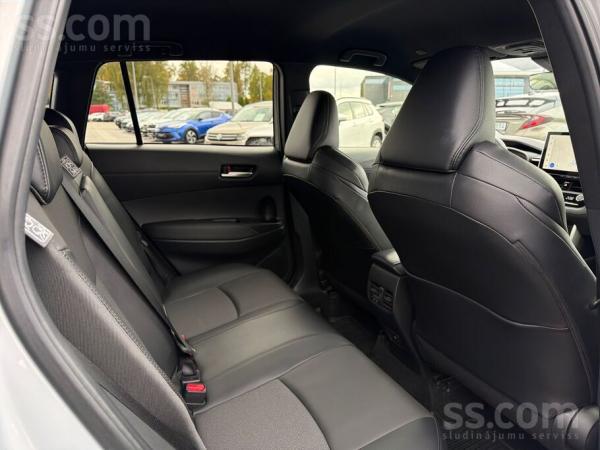 Grey Toyota Corolla Cross 2024 in Riga, with an engine capacity of 2.00 L and mileage of 21 thousand km for 32990 €, photo 8 on AUTOMOTO.COM.LV