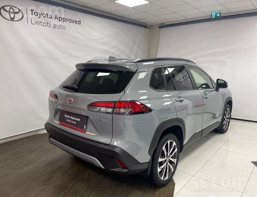 Pelēks Toyota Corolla Cross 2024 Jēkabpils, ar dzinēja tilpumu 1.80 L un nobraukumu 21 tūkst. km par 28900 €, foto 3 vietnē AUTOMOTO.COM.LV