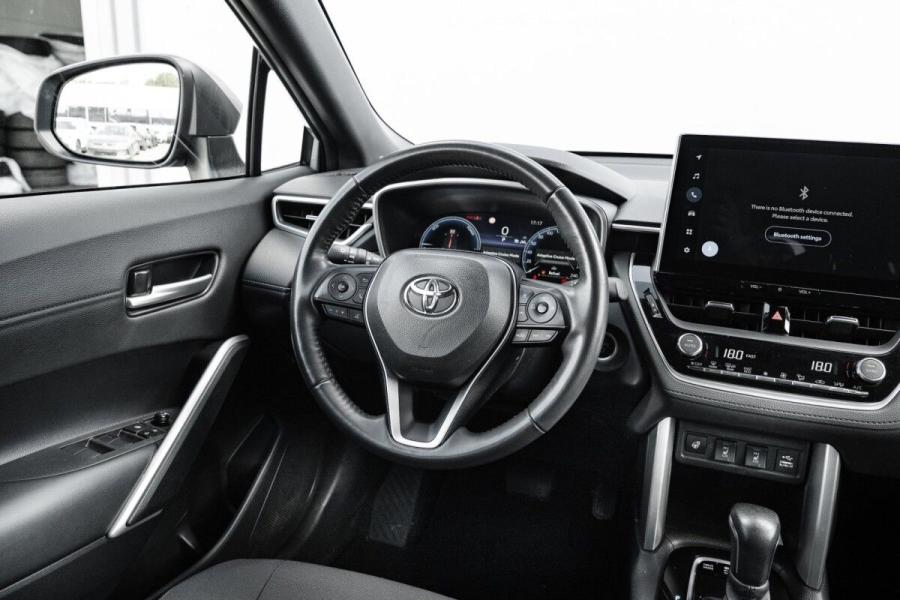 Grey Toyota Corolla Cross 2024 in Riga, with an engine capacity of 1.80 L and mileage of 110 thousand km for 24950 €, photo 8 on AUTOMOTO.COM.LV