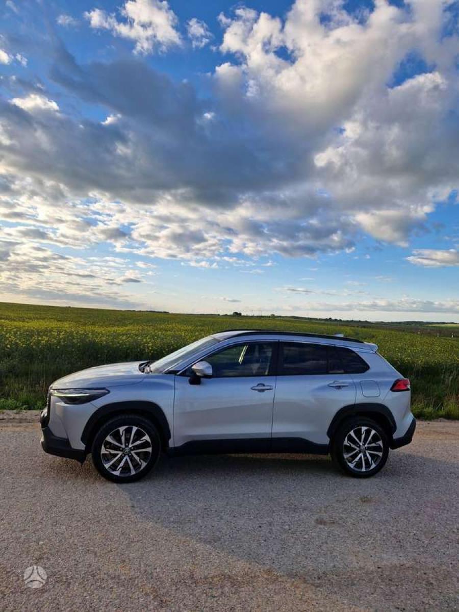 Pelēks Toyota Corolla Cross 2024 Jonava, ar dzinēja tilpumu 2.00 L un nobraukumu 62 tūkst. km par 28500 €, foto 4 vietnē AUTOMOTO.COM.LV