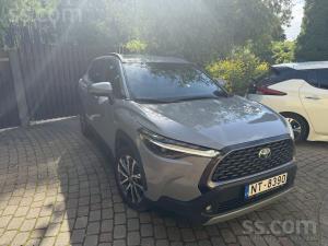 Pelēks Toyota Corolla Cross 2024 Rīga, ar dzinēja tilpumu 2.00 L un nobraukumu 49 tūkst. km par 32500 €, foto  vietnē AUTOMOTO.COM.LV