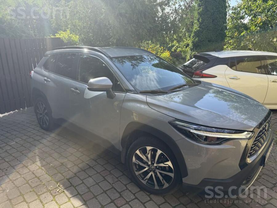 Grey Toyota Corolla Cross 2024 in Riga, with an engine capacity of 2.00 L and mileage of 49 thousand km for 32500 €, photo 4 on AUTOMOTO.COM.LV