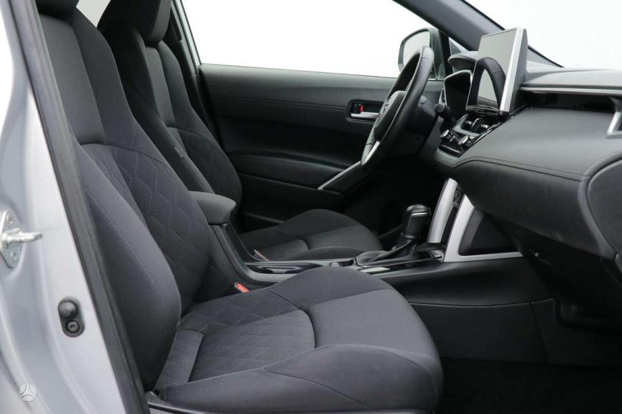 Grey Toyota Corolla Cross 2024 in Vilnius, with an engine capacity of 1.99 L and mileage of 137 thousand km for 27900 €, photo 10 on AUTOMOTO.COM.LV