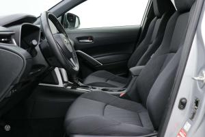 Grey Toyota Corolla Cross 2024 in Vilnius, with an engine capacity of 1.99 L and mileage of 137 thousand km for 27900 €, photo 13 on AUTOMOTO.COM.LV