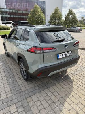 Pelēks Toyota Corolla Cross 2024 Rēzekne, ar dzinēja tilpumu 1.80 L un nobraukumu 52 tūkst. km par 31250 €, foto 4 vietnē AUTOMOTO.COM.LV