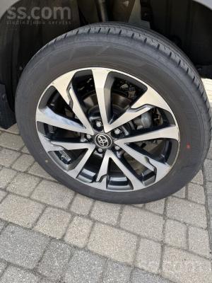 Pelēks Toyota Corolla Cross 2024 Rēzekne, ar dzinēja tilpumu 1.80 L un nobraukumu 52 tūkst. km par 31250 €, foto 5 vietnē AUTOMOTO.COM.LV