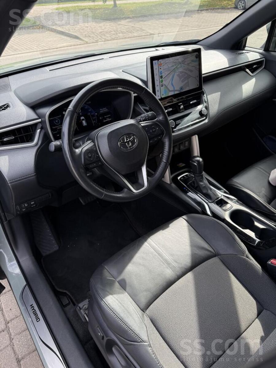 Pelēks Toyota Corolla Cross 2024 Rēzekne, ar dzinēja tilpumu 1.80 L un nobraukumu 52 tūkst. km par 31250 €, foto 8 vietnē AUTOMOTO.COM.LV