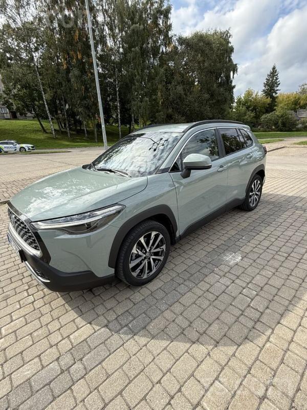Тойота Corolla Cross 2024 в Резекне на AUTOMOTO.COM.LV Серый Тойота Corolla Cross 2024 в Резекне, объемом двигателя 1.80 л и пробегом 52 тыс. км за 31250 €, фото 1 на AUTOMOTO.COM.LV