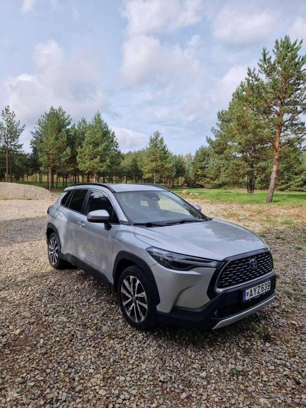 Pelēks Toyota Corolla Cross 2024 Jonava, ar dzinēja tilpumu 2.00 L un nobraukumu 64 tūkst. km par 24600 €, foto 1 vietnē AUTOMOTO.COM.LV