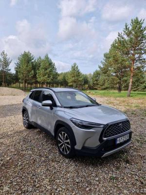 Pelēks Toyota Corolla Cross 2024 Jonava, ar dzinēja tilpumu 2.00 L un nobraukumu 64 tūkst. km par 24600 €, foto  vietnē AUTOMOTO.COM.LV
