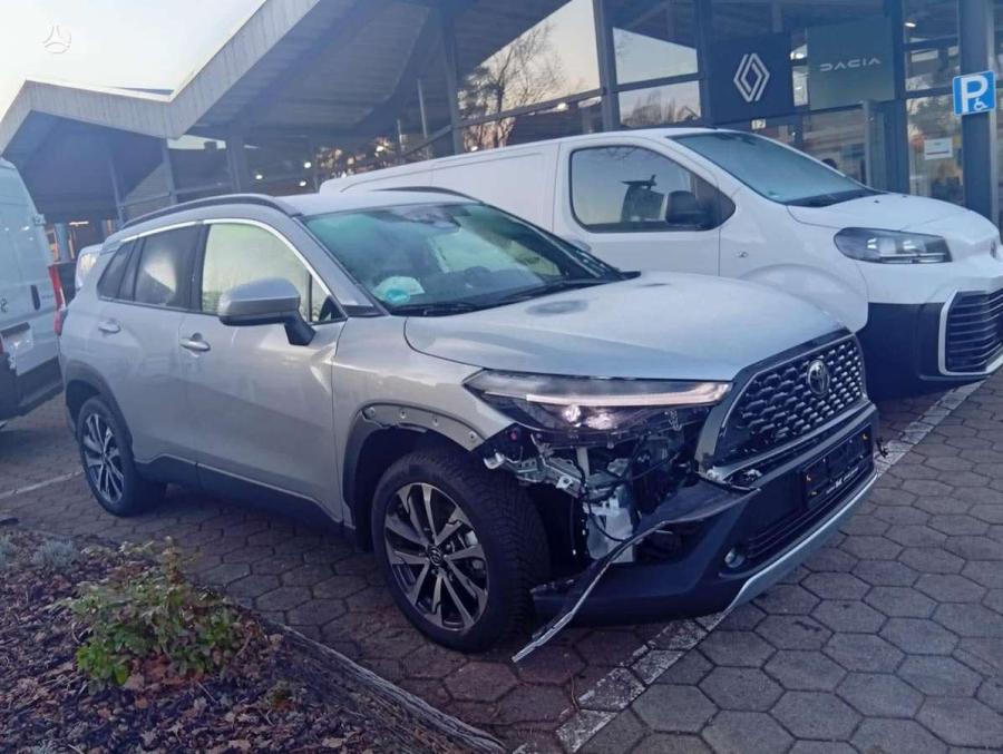 Grey Toyota Corolla Cross 2025 in Vilnius, with an engine capacity of 1.80 L and mileage of 4 thousand km for 20500 €, photo 2 on AUTOMOTO.COM.LV