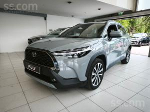 Pelēks Toyota Corolla Cross 2025 Rīga, ar dzinēja tilpumu 2.00 L un nobraukumu 28 tūkst. km par 33800 €, foto  vietnē AUTOMOTO.COM.LV