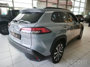 Grey Toyota Corolla Cross 2025 in Riga, with an engine capacity of 2.00 L and mileage of 28 thousand km for 33800 €, photo 5 on AUTOMOTO.COM.LV