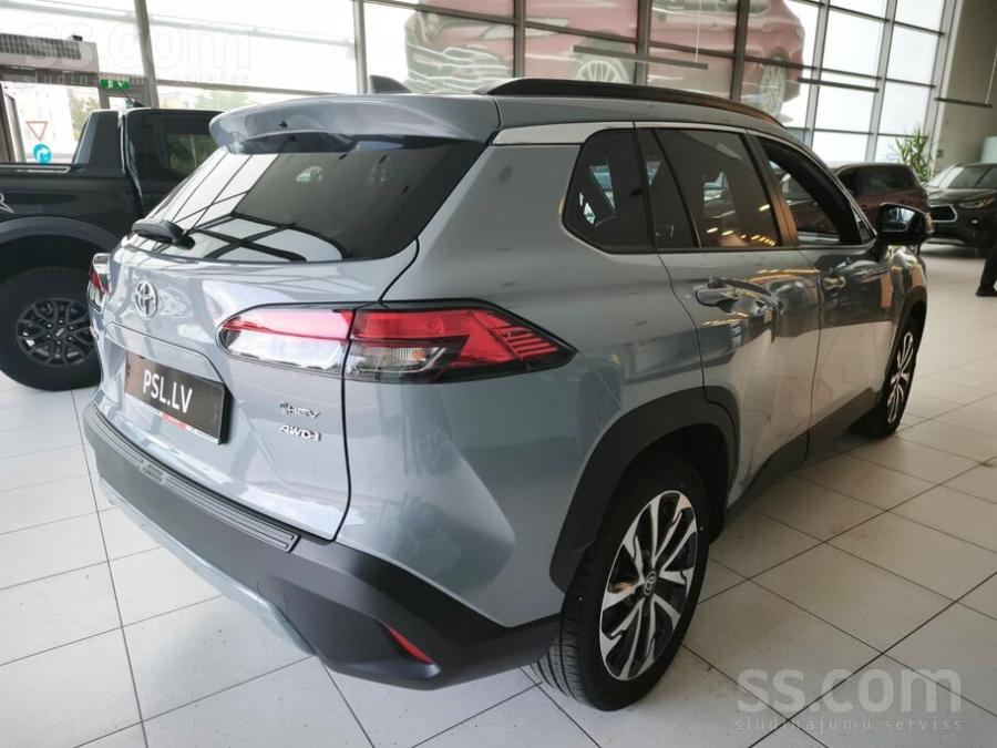 Grey Toyota Corolla Cross 2025 in Riga, with an engine capacity of 2.00 L and mileage of 28 thousand km for 33800 €, photo 5 on AUTOMOTO.COM.LV
