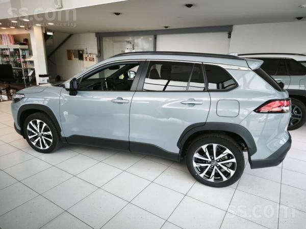 Grey Toyota Corolla Cross 2025 in Riga, with an engine capacity of 2.00 L and mileage of 28 thousand km for 33800 €, photo 8 on AUTOMOTO.COM.LV