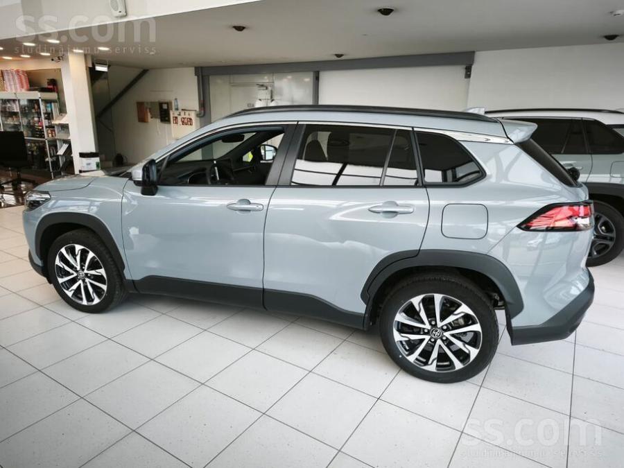 Grey Toyota Corolla Cross 2025 in Riga, with an engine capacity of 2.00 L and mileage of 28 thousand km for 33800 €, photo 9 on AUTOMOTO.COM.LV