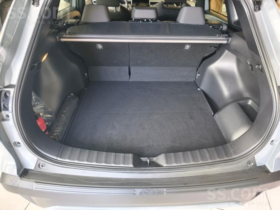 Grey Toyota Corolla Cross 2025 in Riga, with an engine capacity of 2.00 L and mileage of 28 thousand km for 33800 €, photo 10 on AUTOMOTO.COM.LV