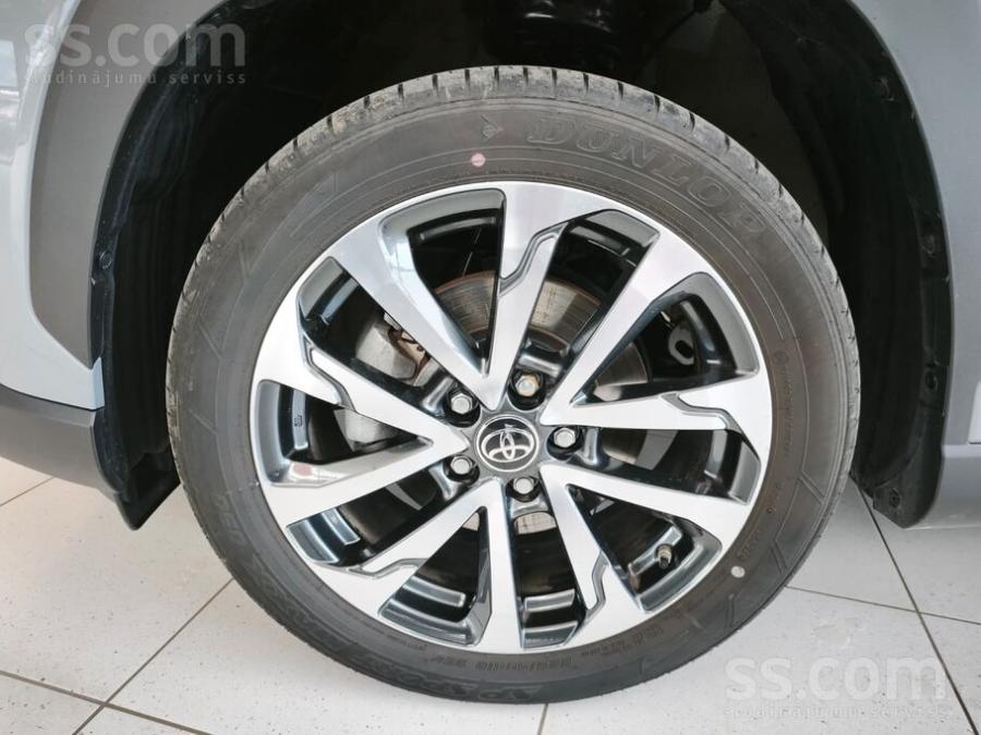 Grey Toyota Corolla Cross 2025 in Riga, with an engine capacity of 2.00 L and mileage of 28 thousand km for 33800 €, photo 11 on AUTOMOTO.COM.LV