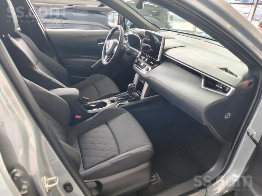 Grey Toyota Corolla Cross 2025 in Riga, with an engine capacity of 2.00 L and mileage of 28 thousand km for 33800 €, photo 12 on AUTOMOTO.COM.LV