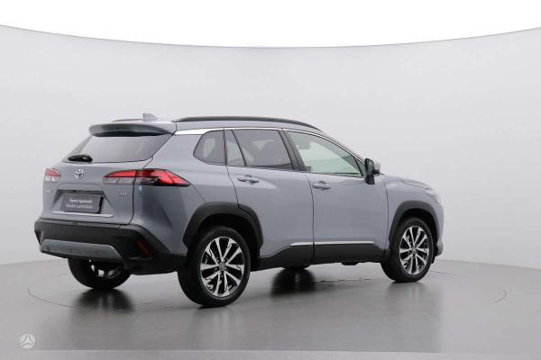 Pelēks Toyota Corolla Cross 2025 Viļņa, ar dzinēja tilpumu 1.80 L un nobraukumu 25 tūkst. km par 32700 €, foto 3 vietnē AUTOMOTO.COM.LV