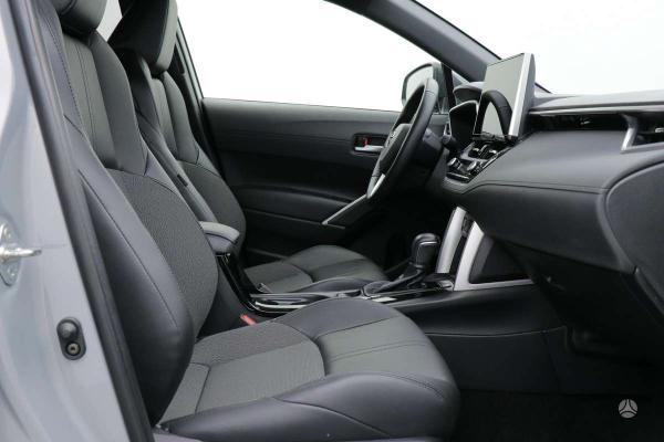 Pelēks Toyota Corolla Cross 2025 Viļņa, ar dzinēja tilpumu 1.80 L un nobraukumu 25 tūkst. km par 32700 €, foto 9 vietnē AUTOMOTO.COM.LV